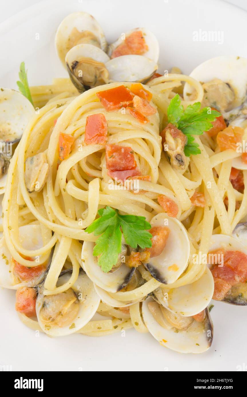 Traditional Italian seafood spaghetti with seashells Stock Photo - Alamy