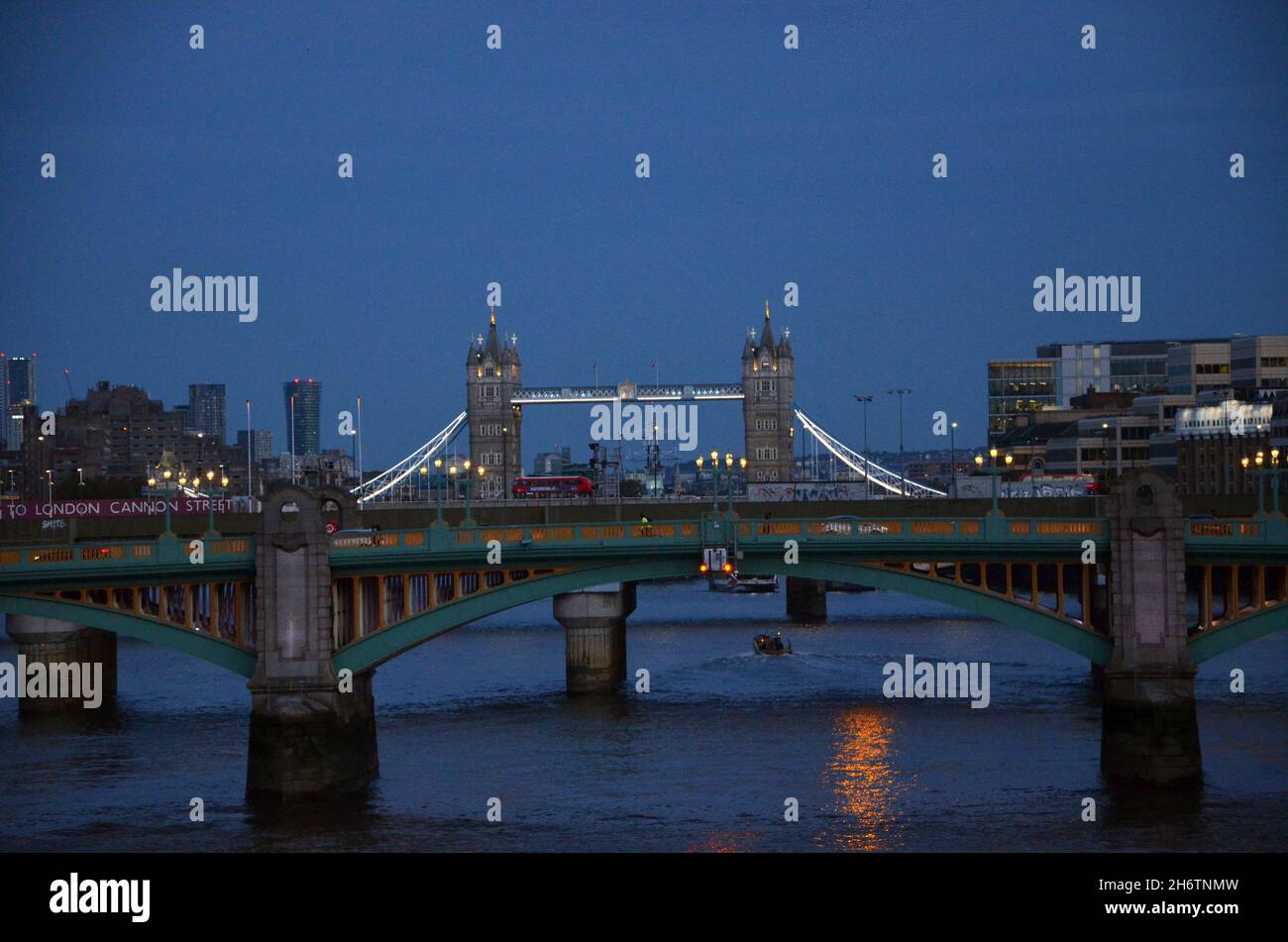 London skyline sunset hi-res stock photography and images - Alamy