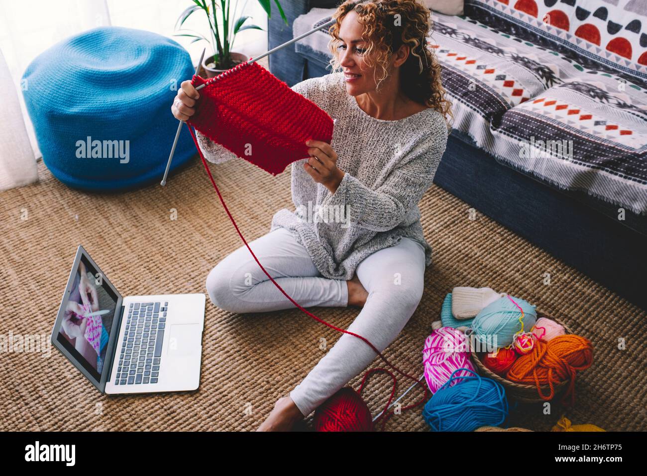 Modern woman do knit work at home thanks to video tutorial online ...