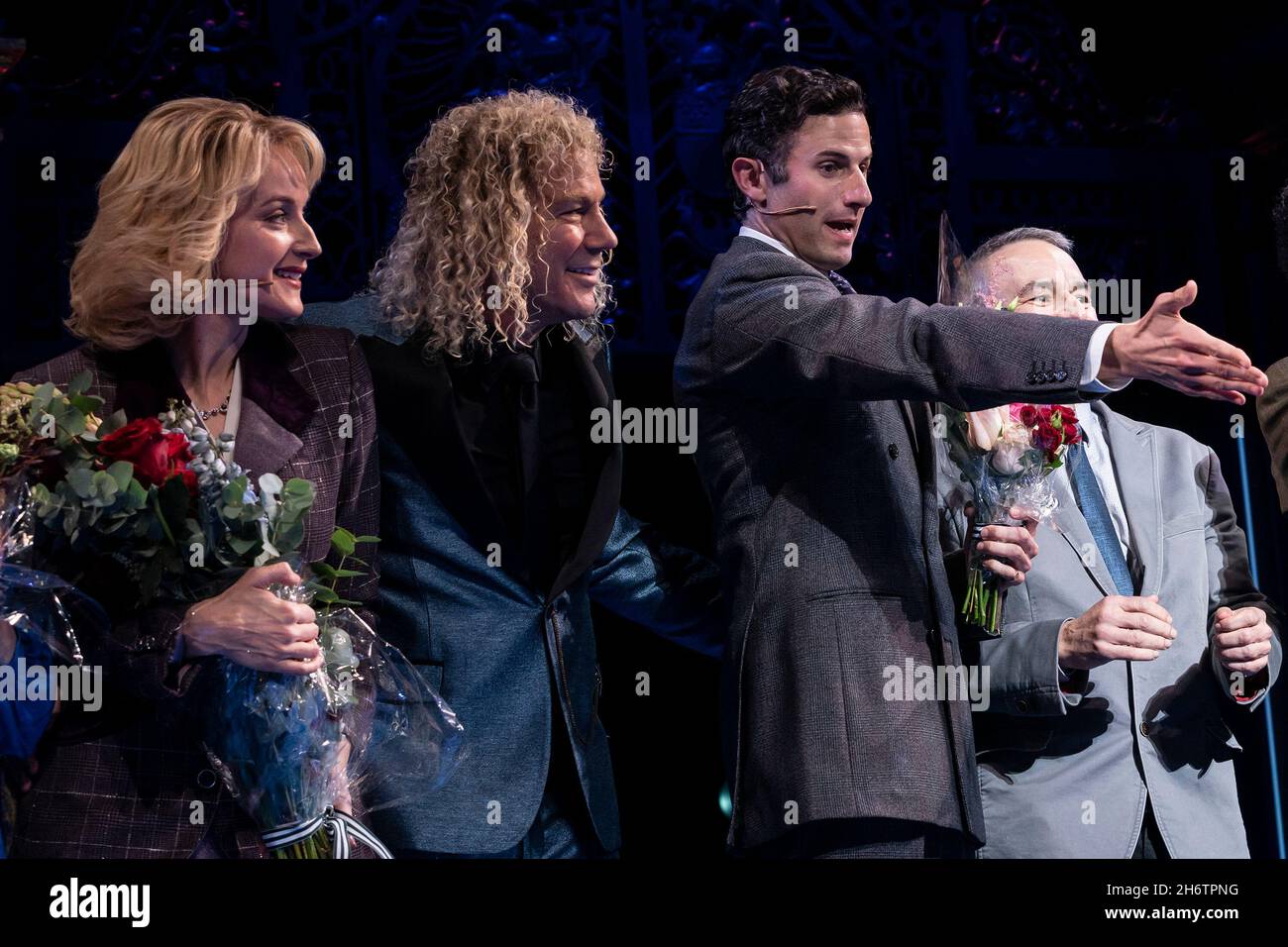 Curtain call stage hi-res stock photography and images - Alamy