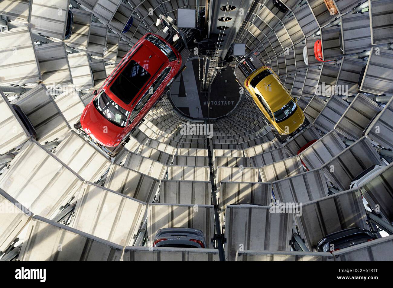 Wolfsburg, Deutschland. 11th Nov, 2021. Interior view of a car tower in ...