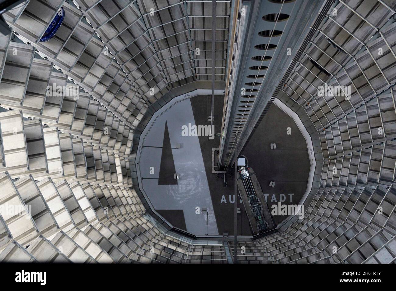 Wolfsburg, Deutschland. 11th Nov, 2021. Interior view of a car tower in ...