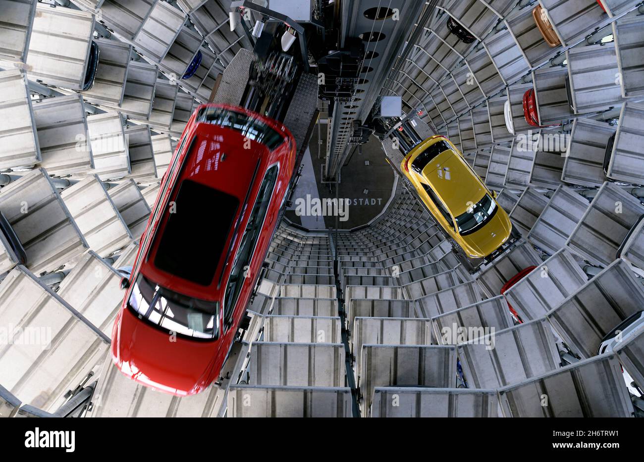 Wolfsburg, Deutschland. 11th Nov, 2021. Interior view of a car tower in ...