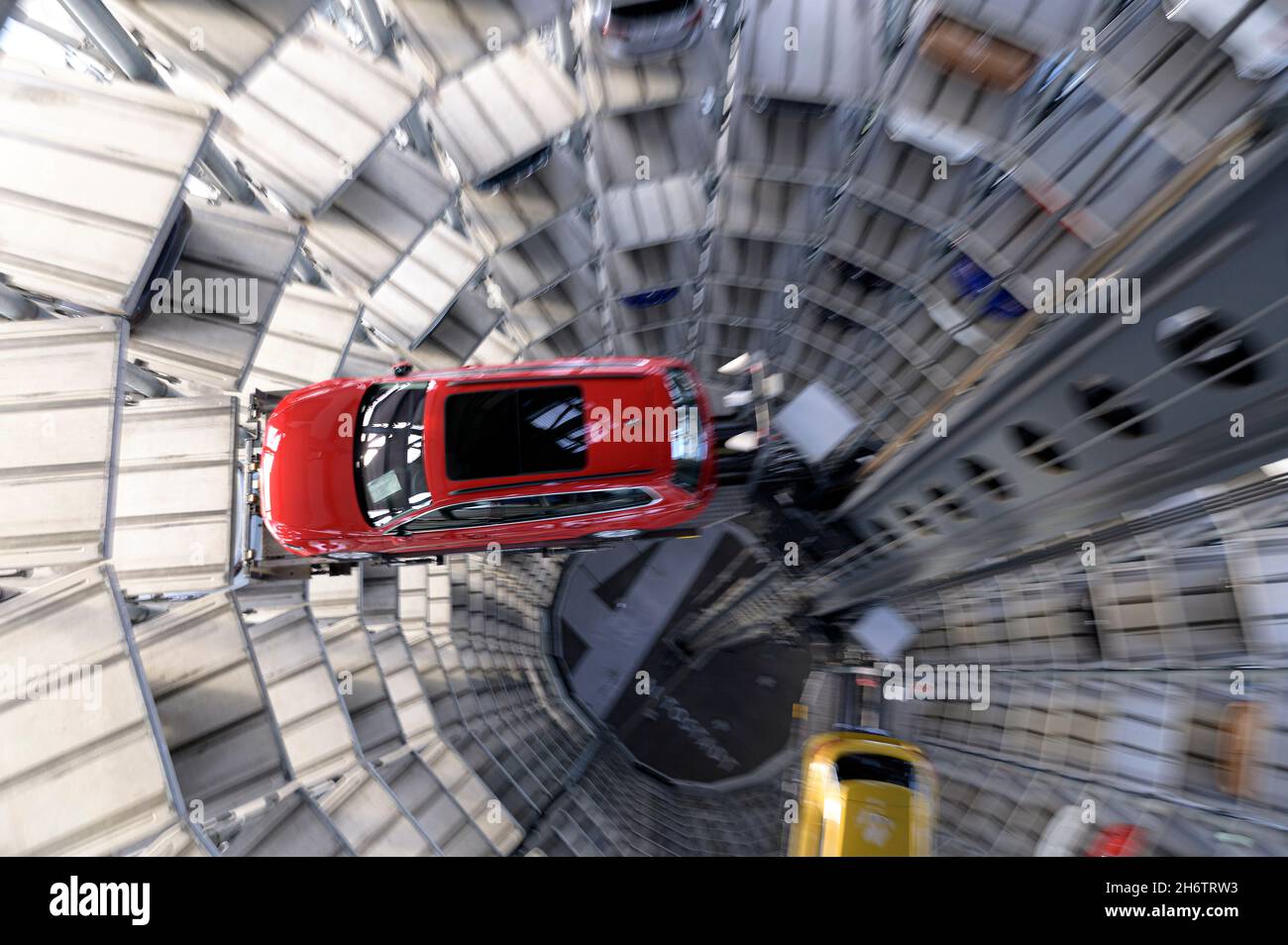 Wolfsburg, Deutschland. 11th Nov, 2021. Interior view of a car tower in ...