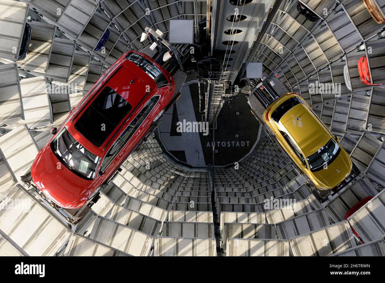 Wolfsburg, Deutschland. 11th Nov, 2021. Interior view of a car tower in ...
