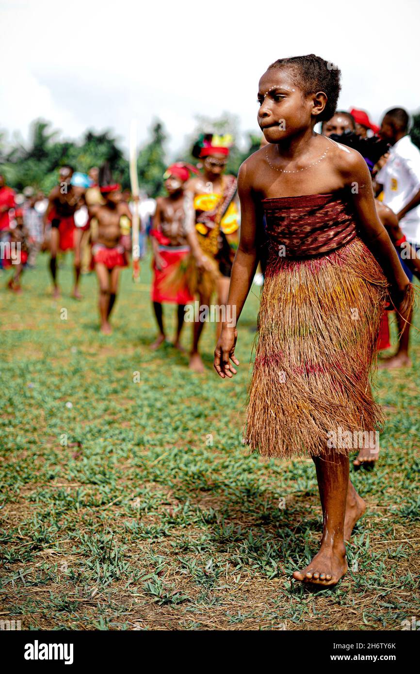 Papua Traditonal Dance Stock Photo - Alamy