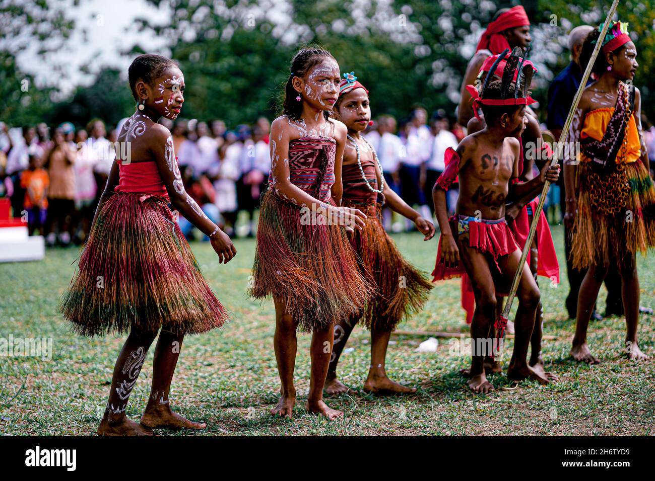 Papua Traditonal Dance Stock Photo - Alamy