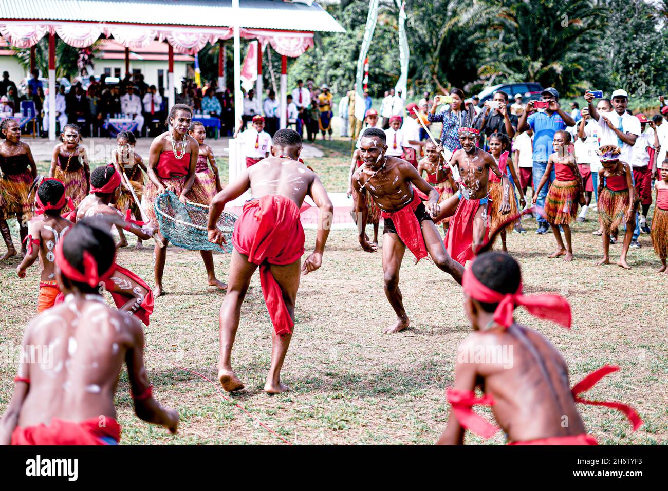 Papua Traditonal Dance Stock Photo - Alamy