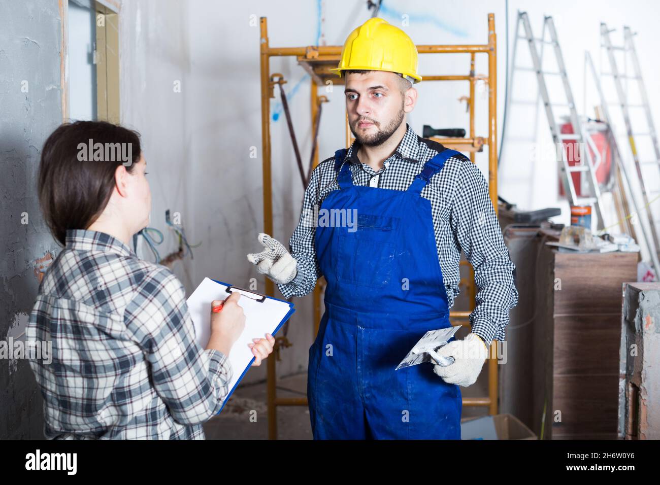 Construction client talking hi-res stock photography and images - Alamy
