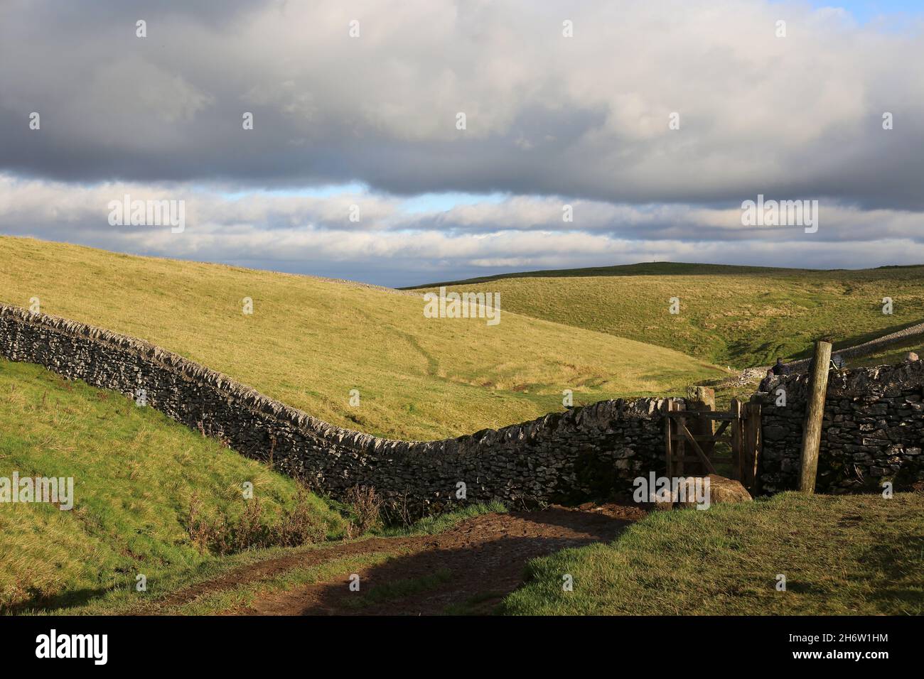 High end of Cave Dale, Castleton, Hope Valley, High Peak, Derbyshire ...