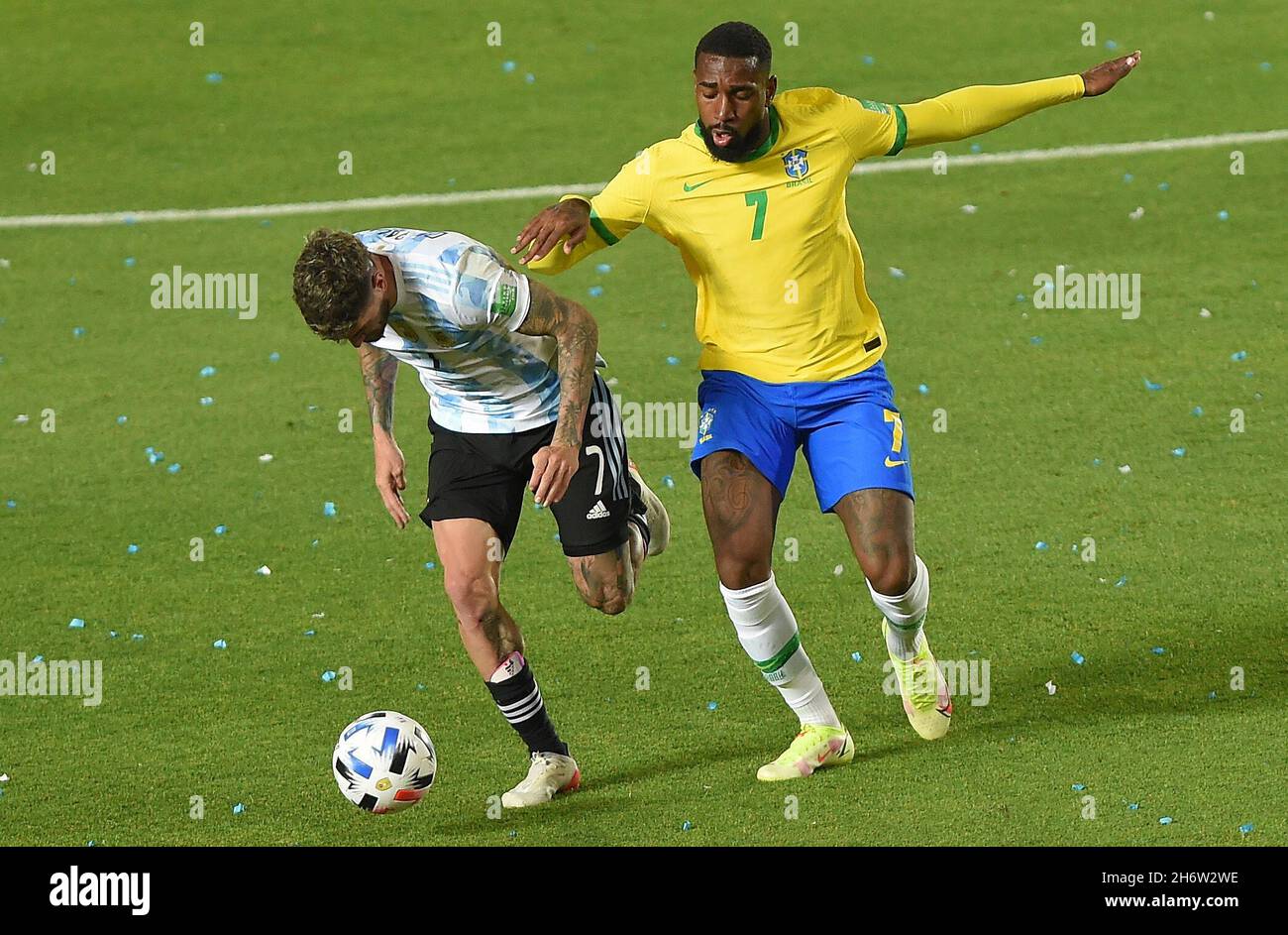Rodrigo de Paul da Argentina disputa o lance com Gerson do Brasil ...