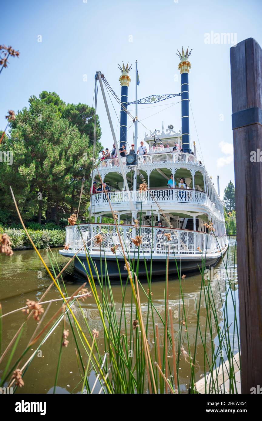 Mark Twain Steamboat Captain Statue Location