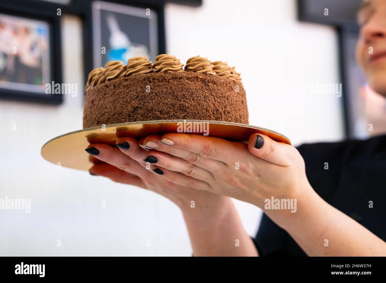 pastry chef teaching the delicious cake she has made Stock Photo - Alamy
