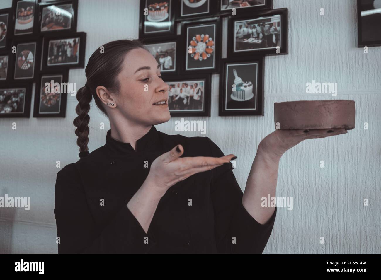 pastry chef teaching the delicious cake she has made Stock Photo - Alamy