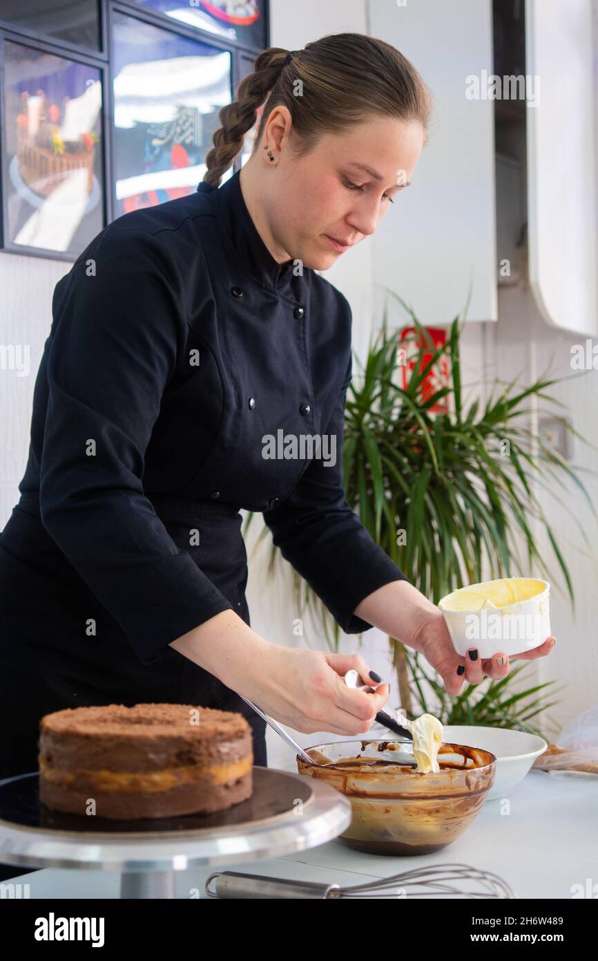 Pastry chef making a beautiful and delicious cake Stock Photo - Alamy