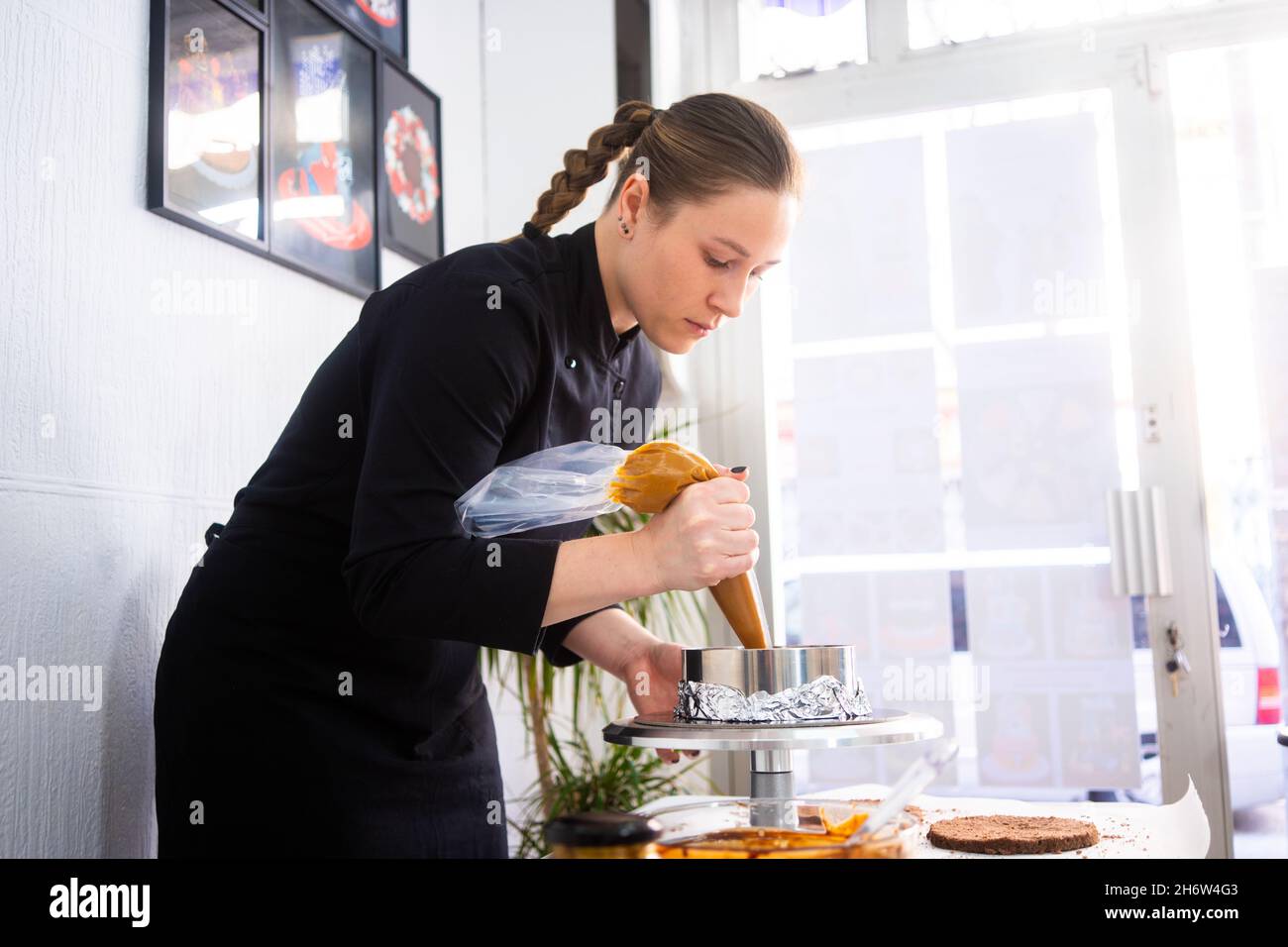 Pastry chef making a beautiful and delicious cake Stock Photo - Alamy