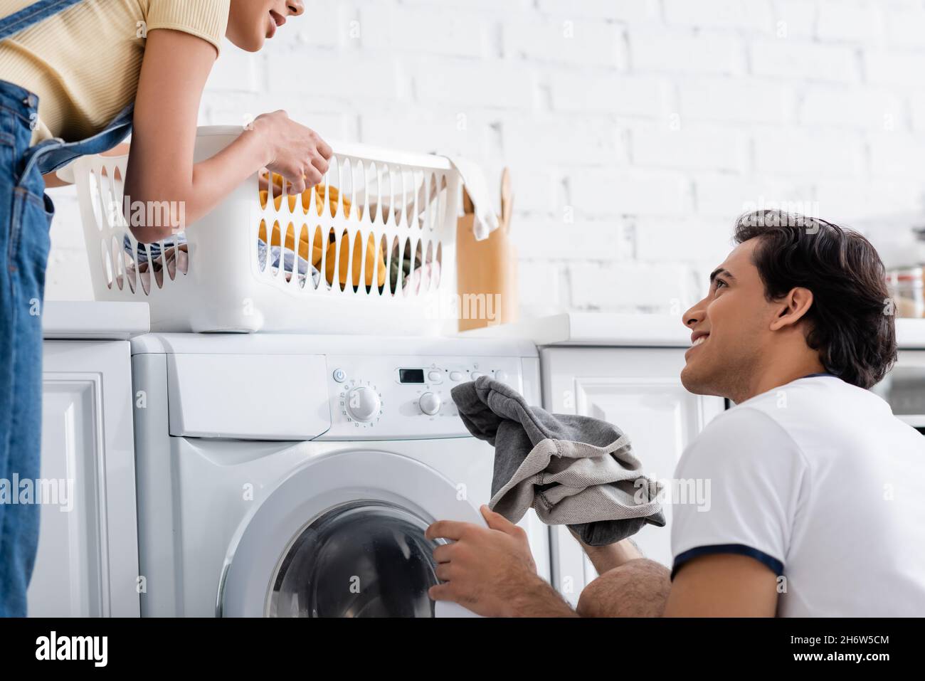 Man loading washing machine hi-res stock photography and images - Alamy