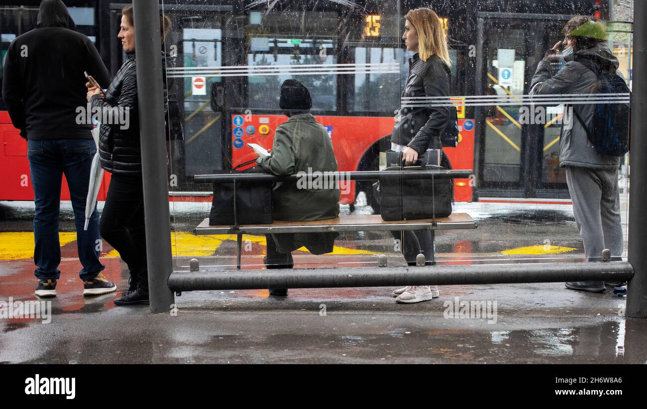 Waiting for bus rain hi-res stock photography and images - Alamy