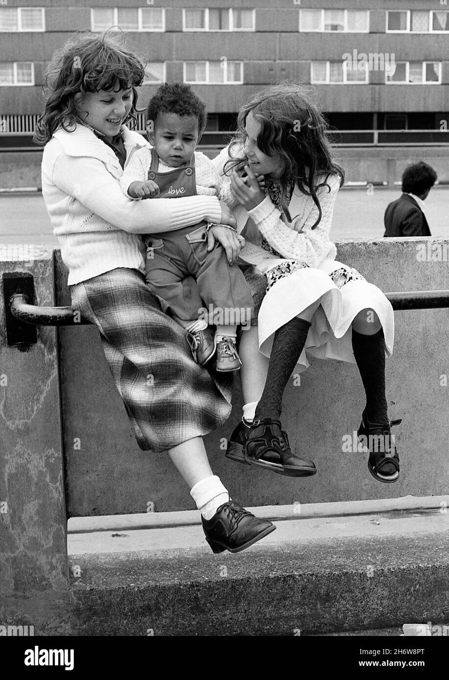 Children playing uk 1980s hi-res stock photography and images - Alamy