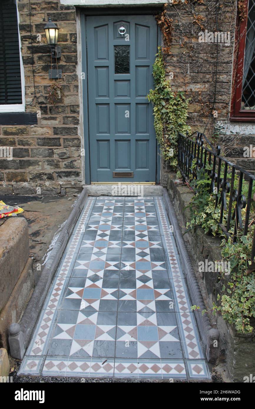 Victorian mosaic path tiles hi-res stock photography and images - Alamy