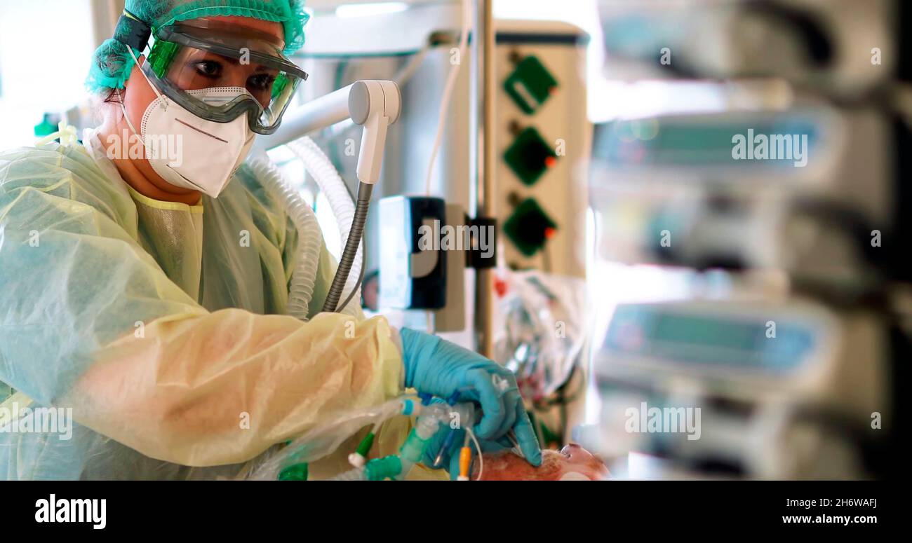 Elderly patient life support machine hi-res stock photography and ...