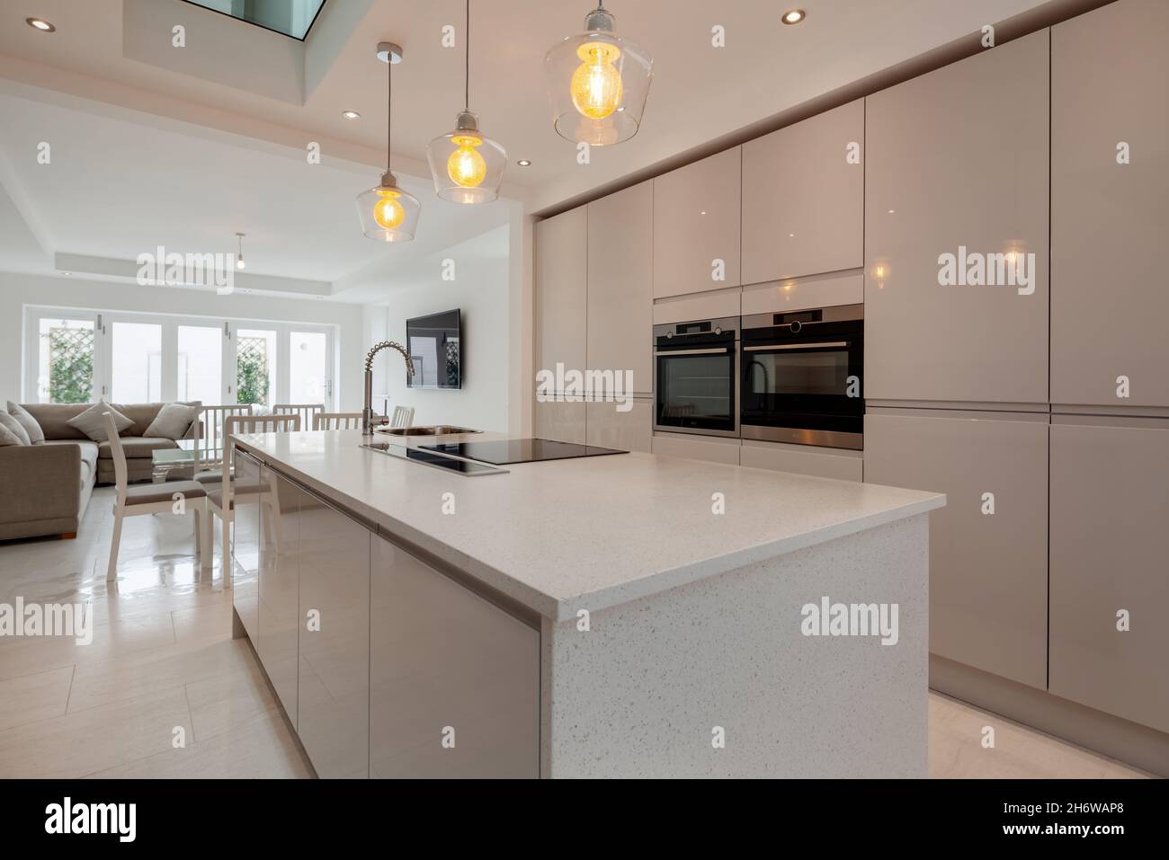 Empty kitchen cupboards hi-res stock photography and images - Alamy