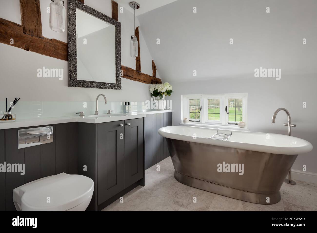 Exposed metal ceiling hi-res stock photography and images - Alamy