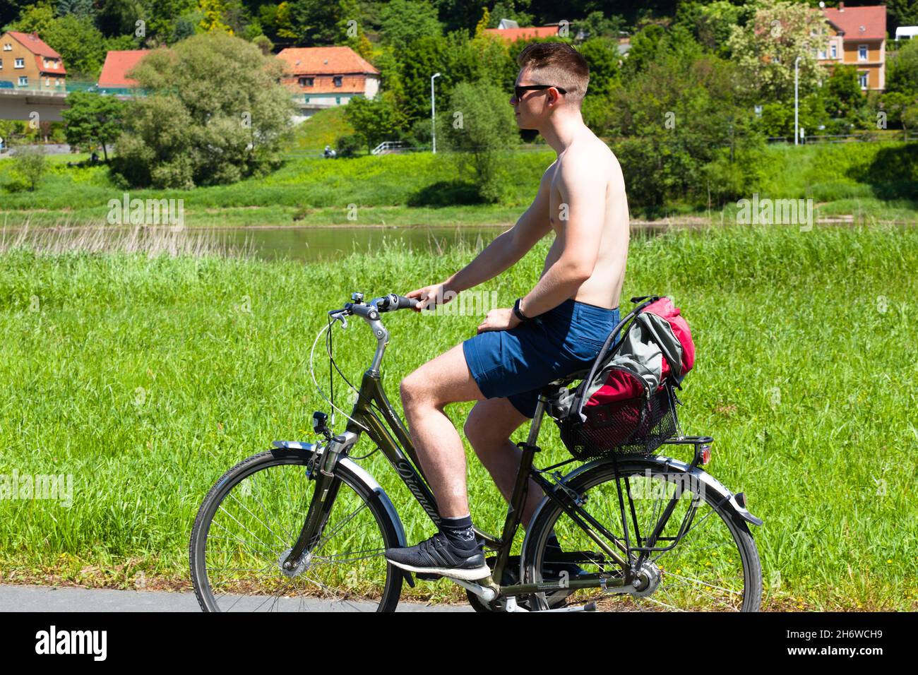 Man riding bicycle side view hi-res stock photography and images - Alamy