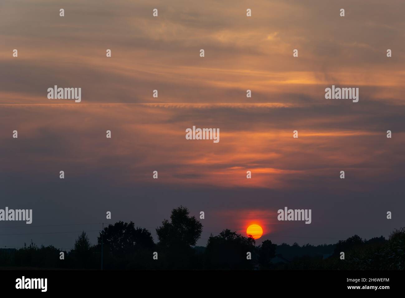 Horizontal pink sunset hi-res stock photography and images - Alamy