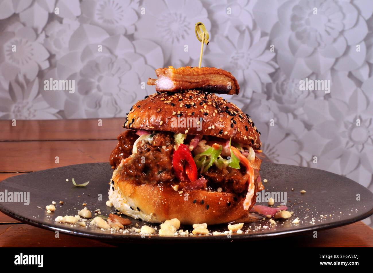 Messy burger hi-res stock photography and images - Alamy