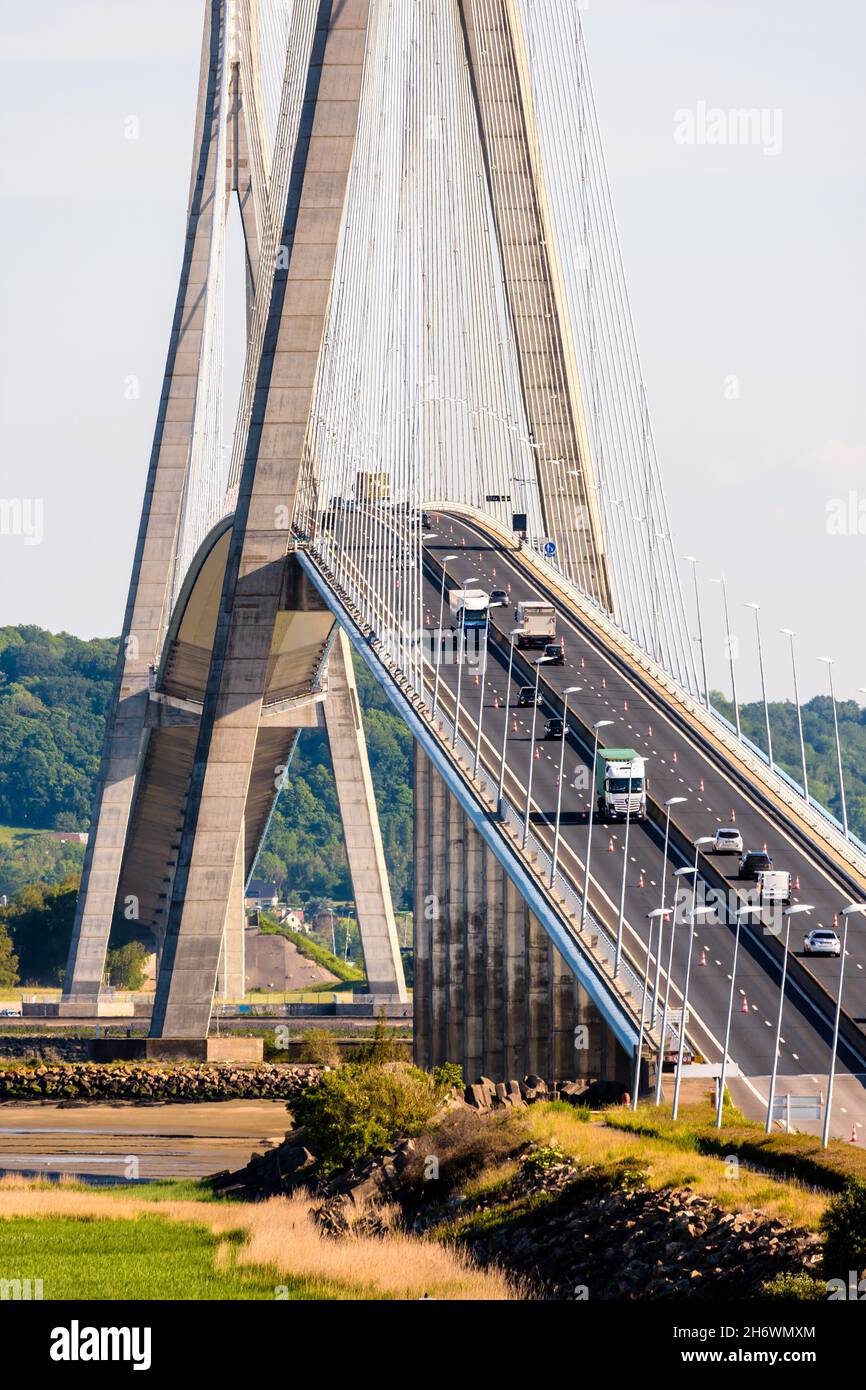Traffic limited to one lane during work on the Normandy bridge, a cable ...
