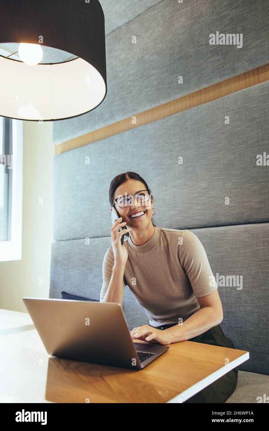 Cheerful business colleagues sitting table hi-res stock photography and ...