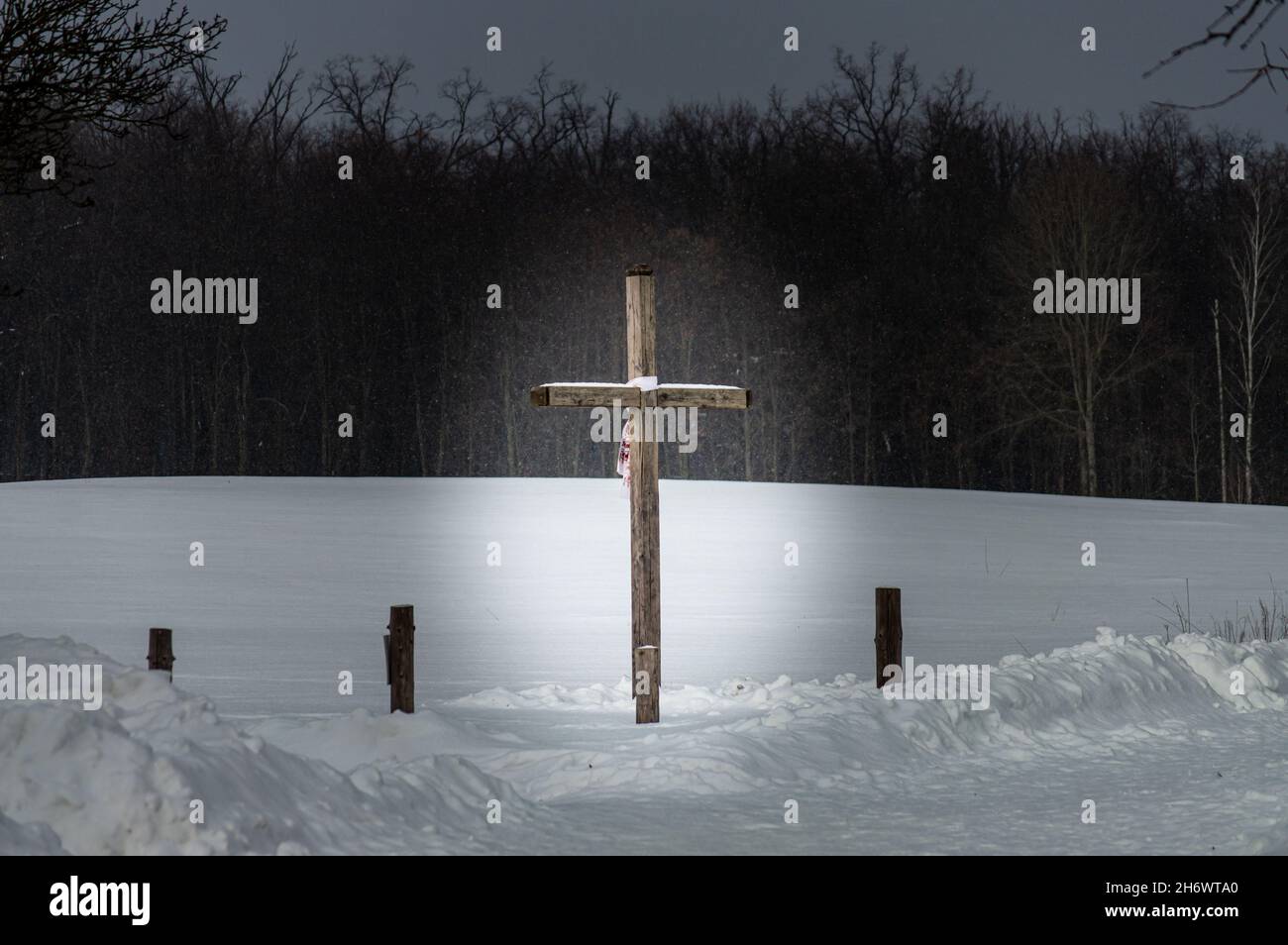 Wooden cross on winter background Stock Photo - Alamy