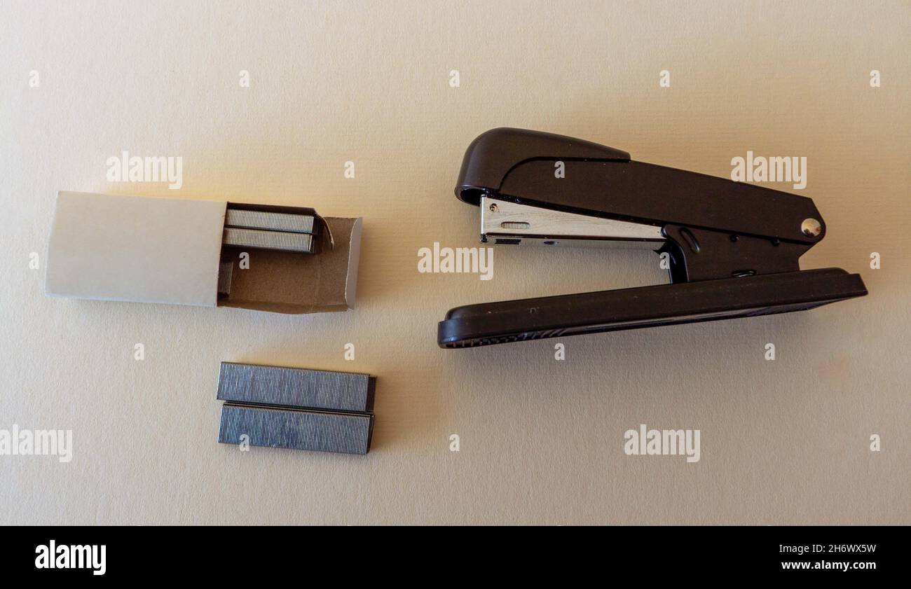 Stapler and staples Stock Photo - Alamy