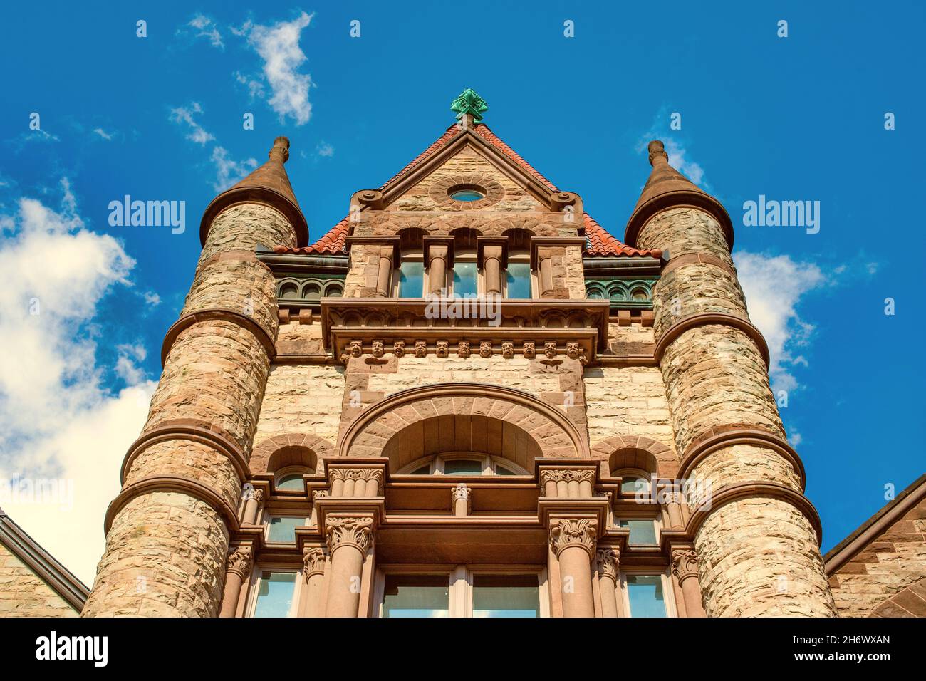 Old sandstone building hi-res stock photography and images - Alamy