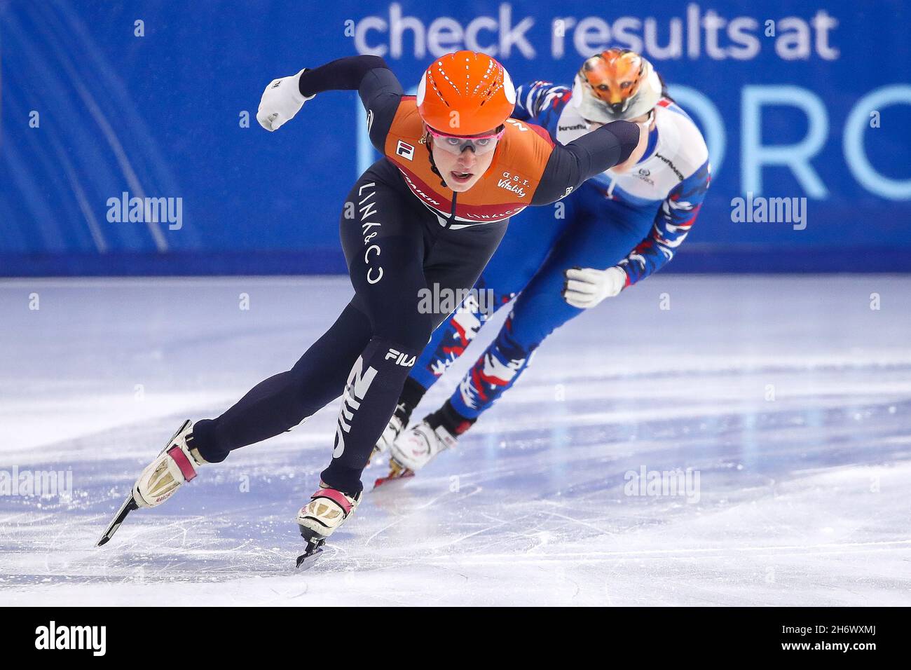 DEBRECEN, HUNGARY - NOVEMBER 18: Suzanne Schulting of The Netherlands ...