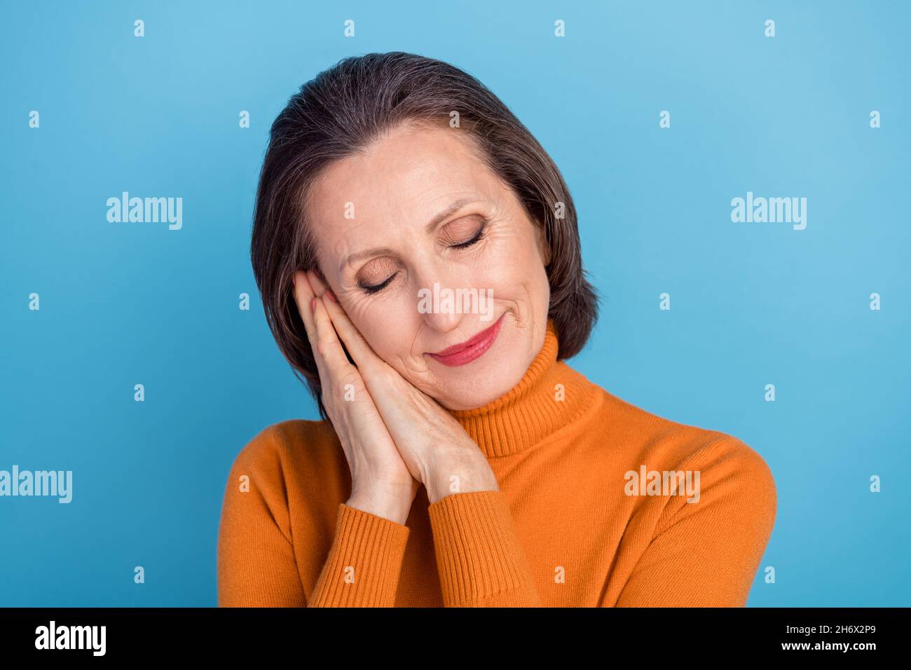 Hands under cheek hi-res stock photography and images - Alamy