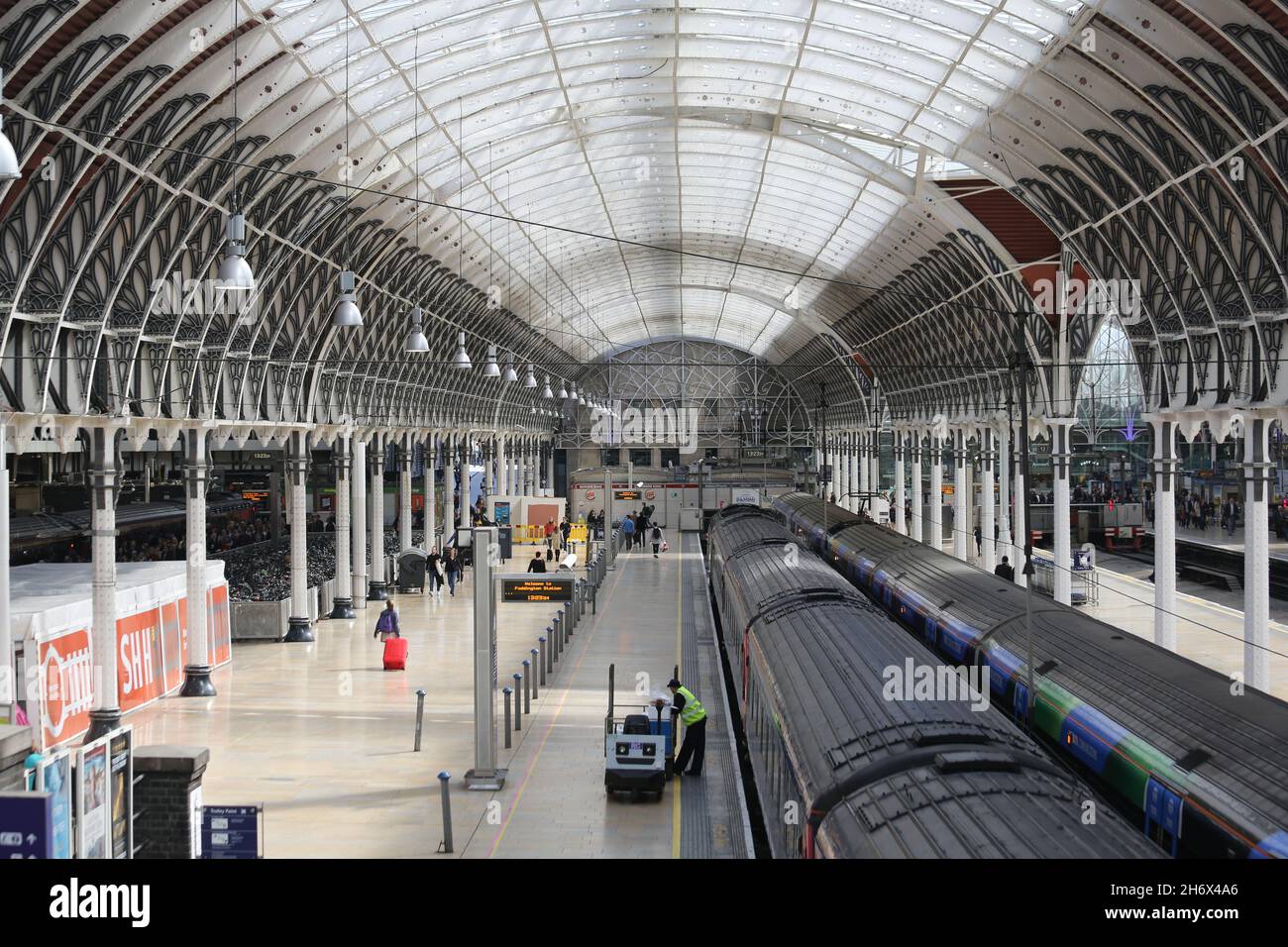 London railway terminal stations hi-res stock photography and images ...