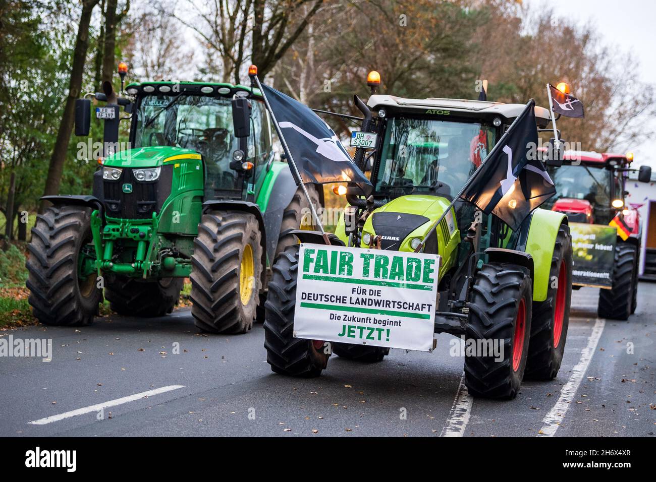 Wiefelstede, Germany. 18th Nov, 2021. Farmers protest with tractors in ...
