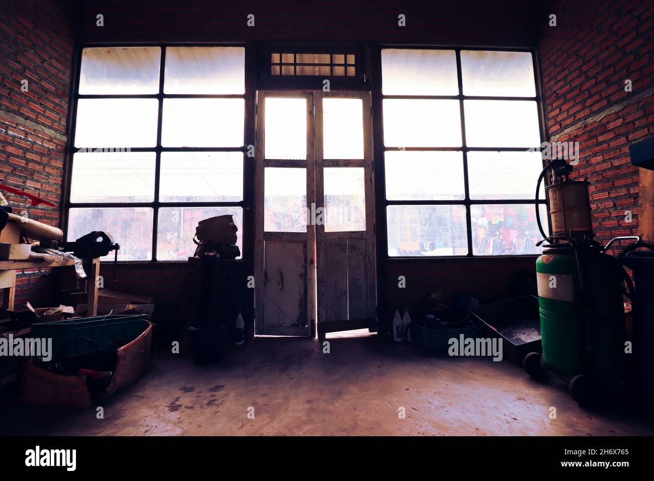 Garage background dark empty hi-res stock photography and images - Alamy