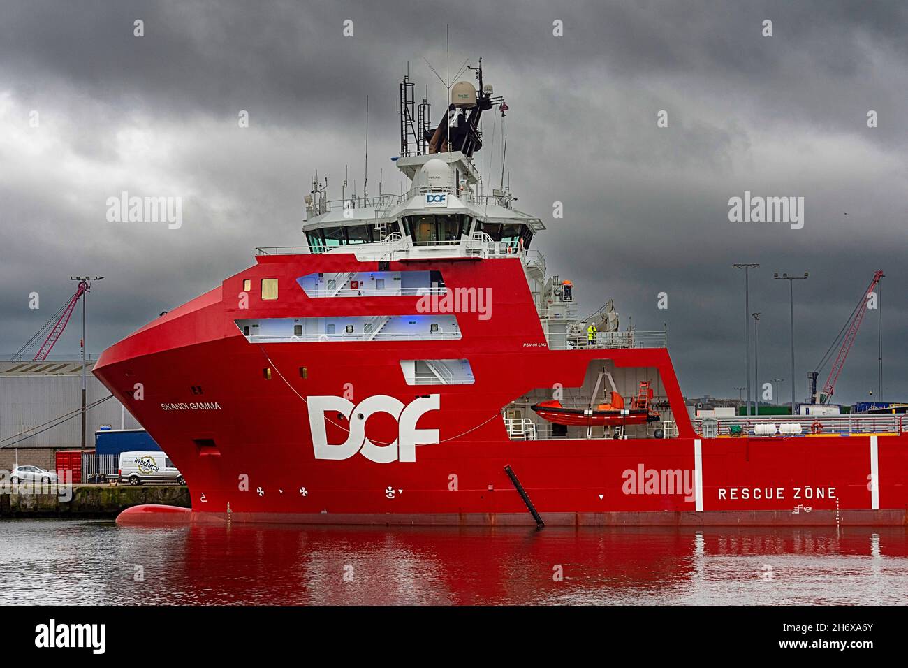 ABERDEEN CITY CENTRE SCOTLAND THE HARBOUR AT TRINITY QUAY MOORED VESSEL ...