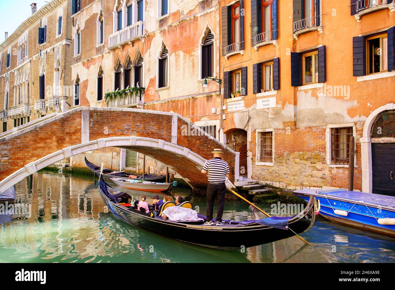 Transport tourists gondola venice hi-res stock photography and images - Alamy