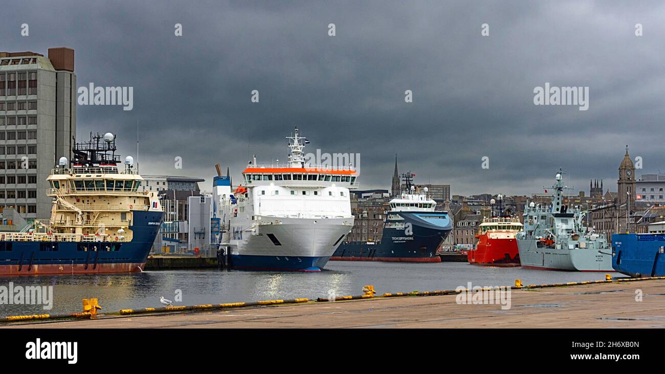ABERDEEN CITY SCOTLAND OIL RIG SUPPLY VESSELS AND FERRY MOORED IN THE ...