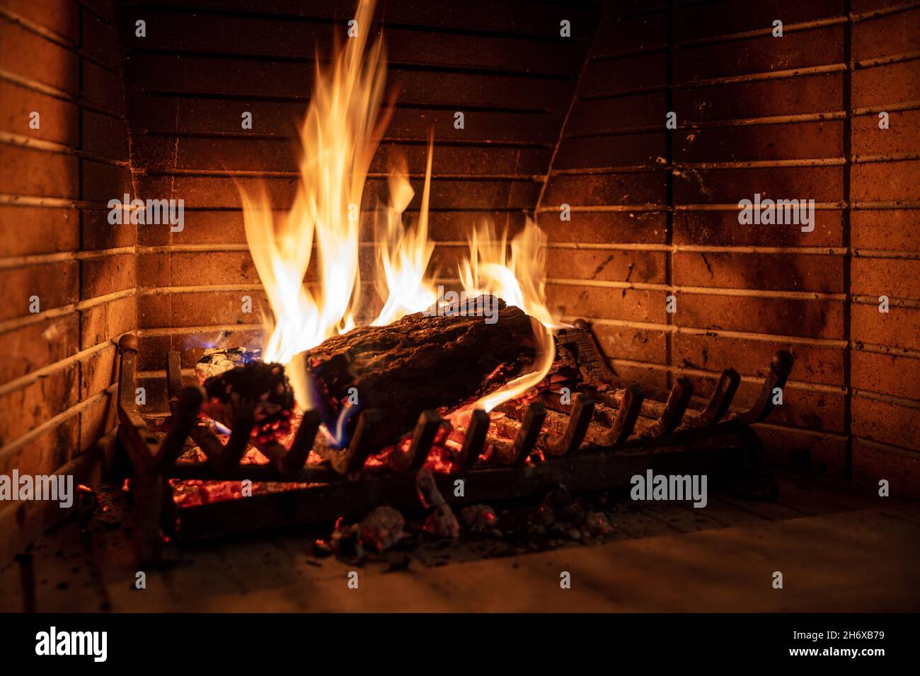 Log fire room hi-res stock photography and images - Alamy