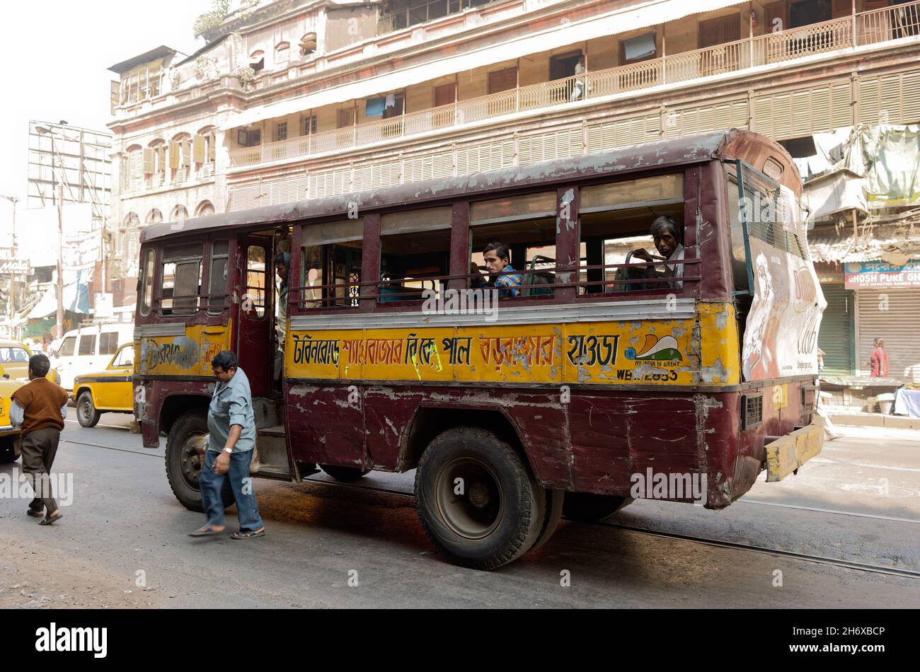 Passenger alighting from a Calcutta bus, public transport India Stock ...