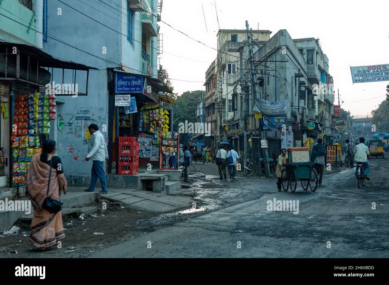 Roadside street scene hi-res stock photography and images - Alamy