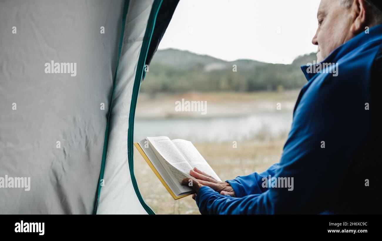 Senior elderly man reading hi-res stock photography and images - Alamy
