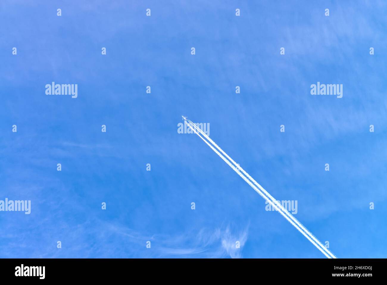 Jet aircraft contrail hi-res stock photography and images - Alamy