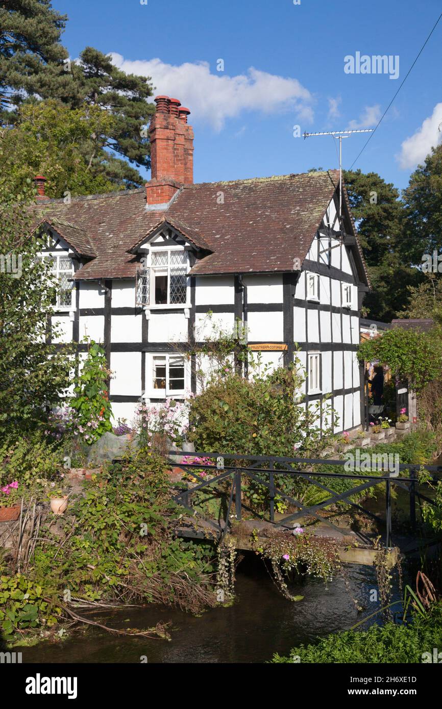 Half timbered house uk hi-res stock photography and images - Alamy
