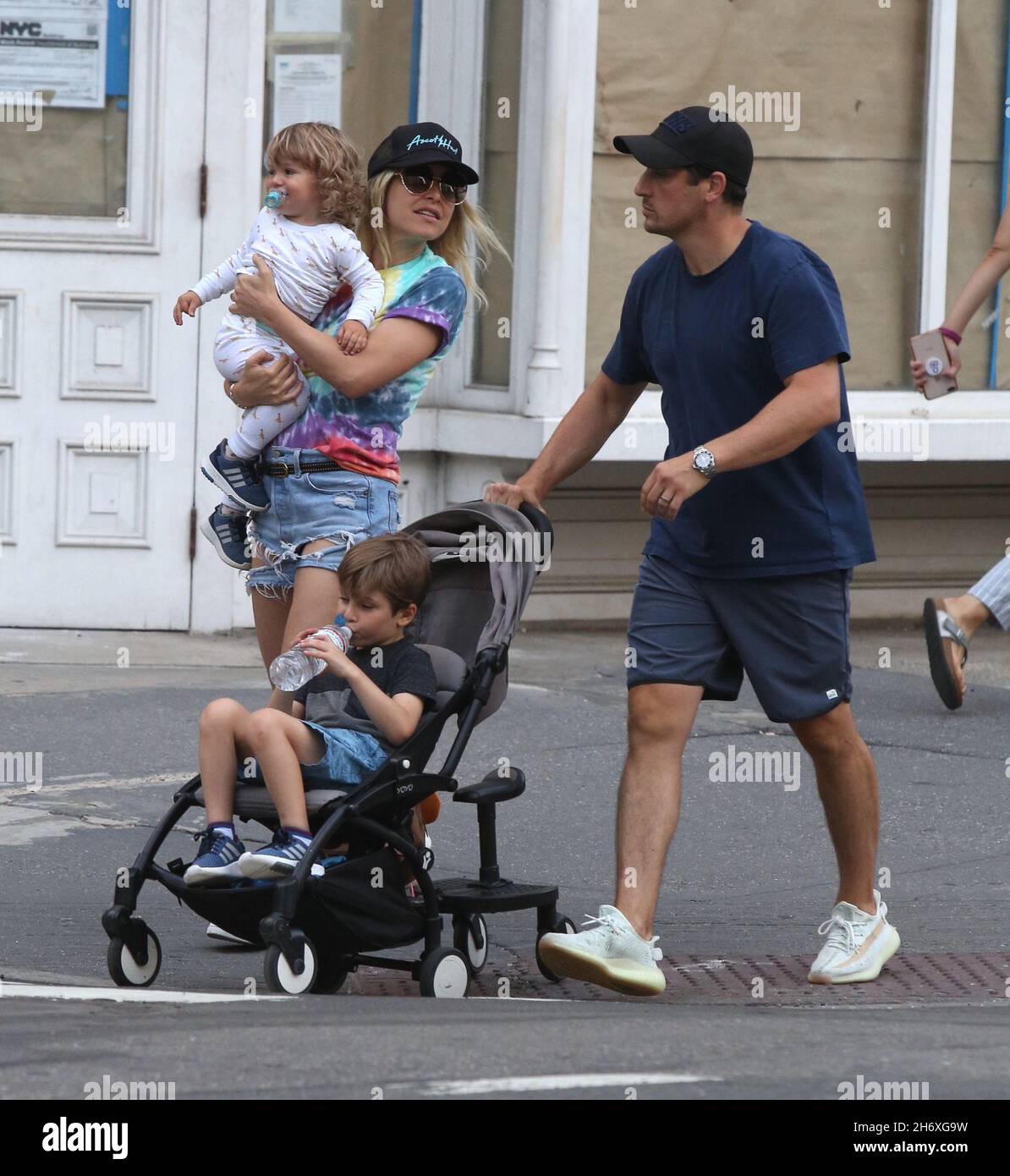 New York - NY - 09/01/2019 - Jason BiggsJenny Mollenand sons Sid Biggs ...